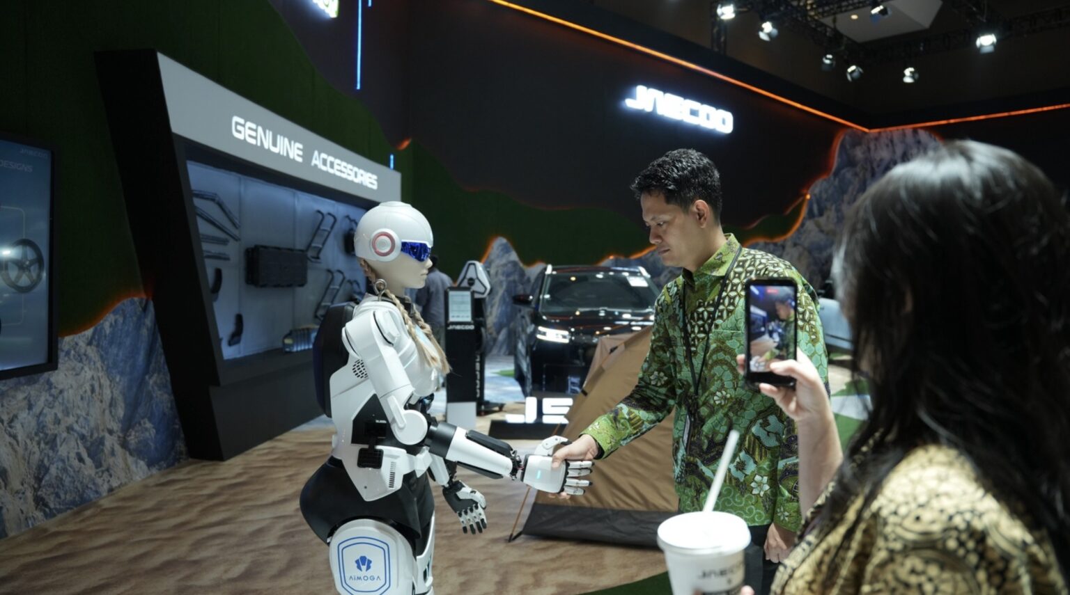 Robot Humanoid AiMOGA Ramaikan Booth JAECOO di IIMS 2026